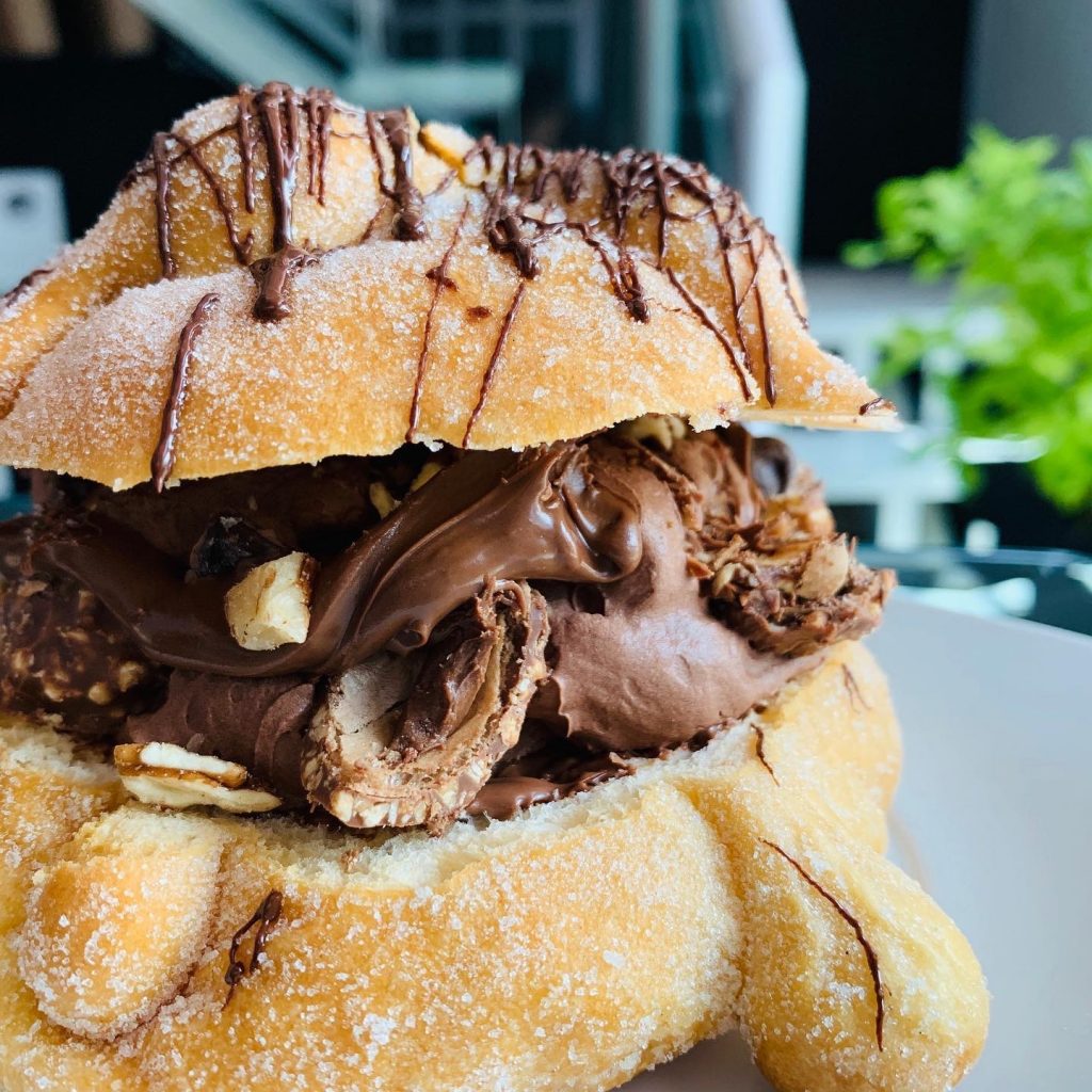 Pan de Muerto relleno de Ferrero , kit kat, fresas con crema y más ...