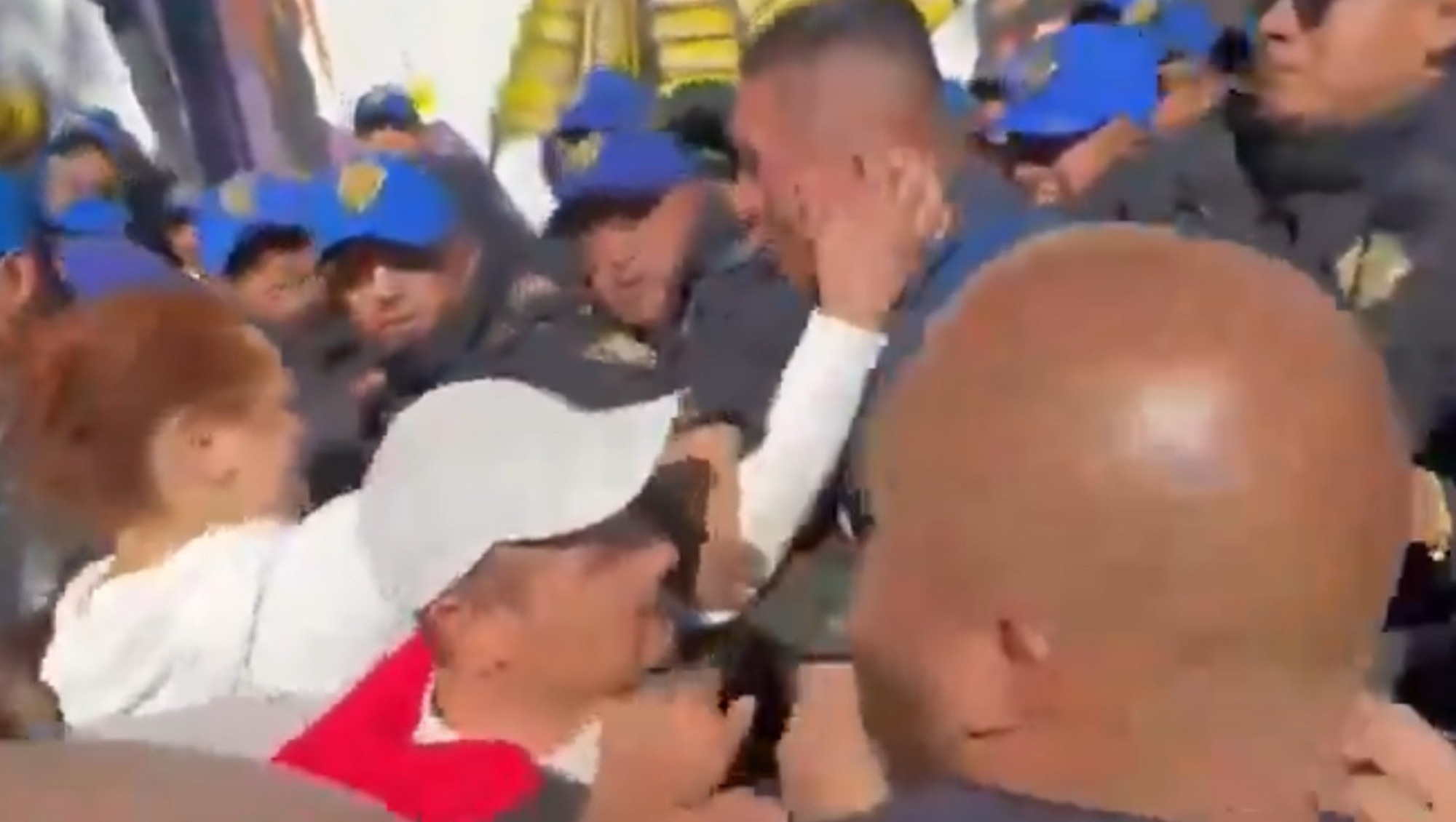 Tensión en Tlalpan: Ambulantes intentan bloqueo y líder es detenida por ...